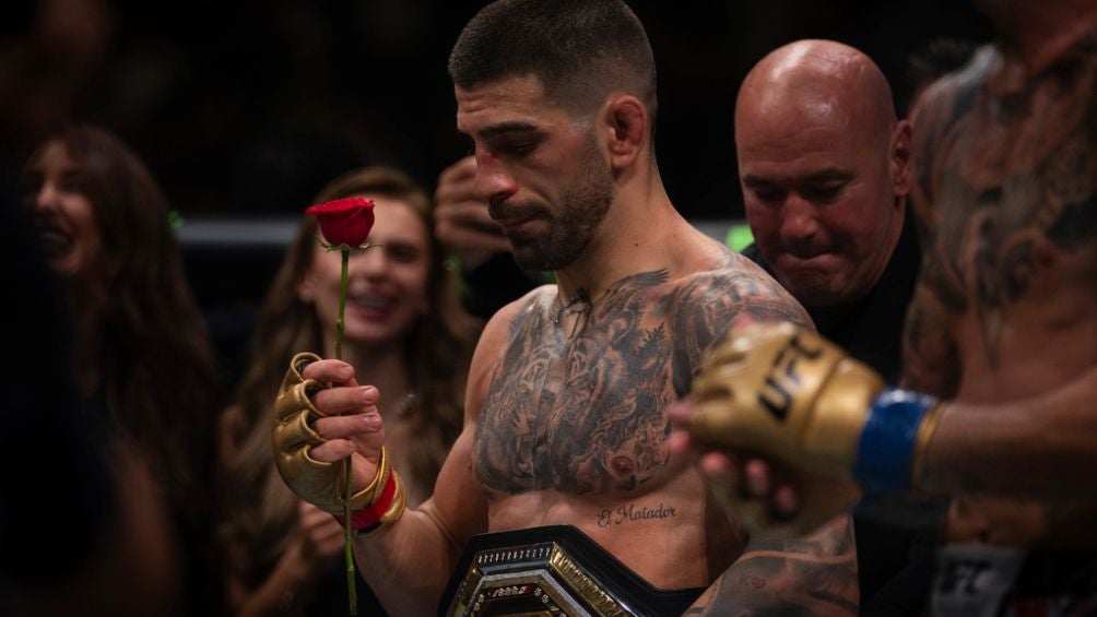 Ilia Topuria cumple su promesa y noquea a Max Holloway en UFC 308