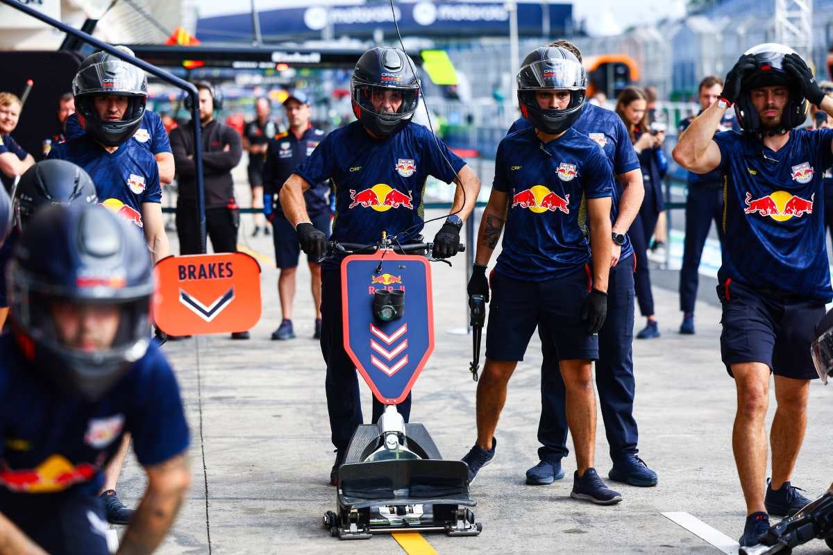 ¿Vestidor roto? Mecánicos de Red Bull se 'pelean' por culpa de Checo Pérez