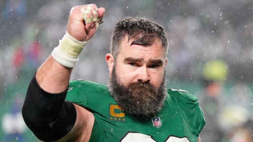 Jason Kelce rompe el celular de un fanático tras insulto homofóbico contra su hermano Travis