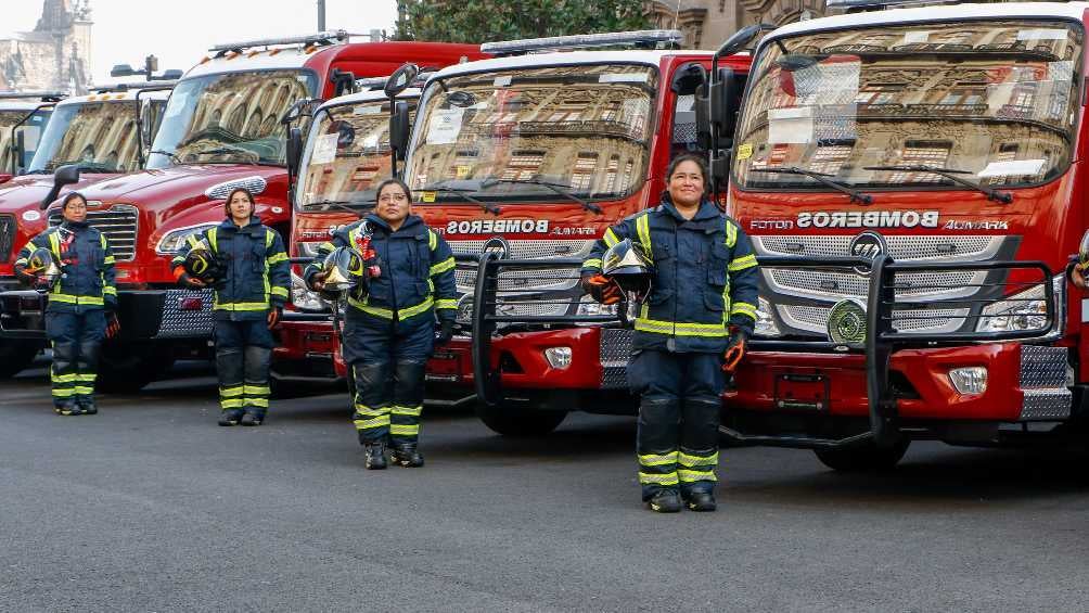 Gobierno de CDMX entrega 11 unidades nuevas al Heroico Cuerpo de Bomberos