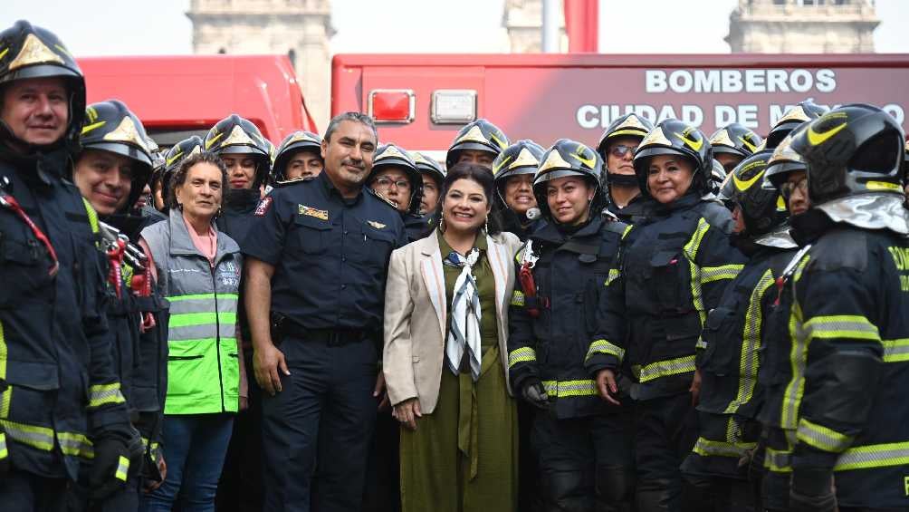 Gobierno de CDMX entrega 11 unidades nuevas al Heroico Cuerpo de Bomberos