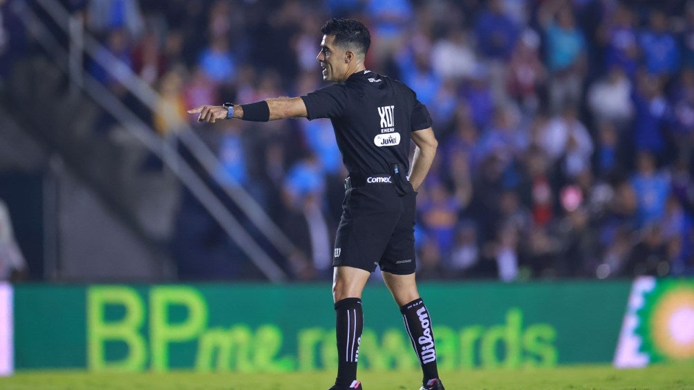Polémica decisión de Adonaí Escobedo termina en penal de favor de Tigres