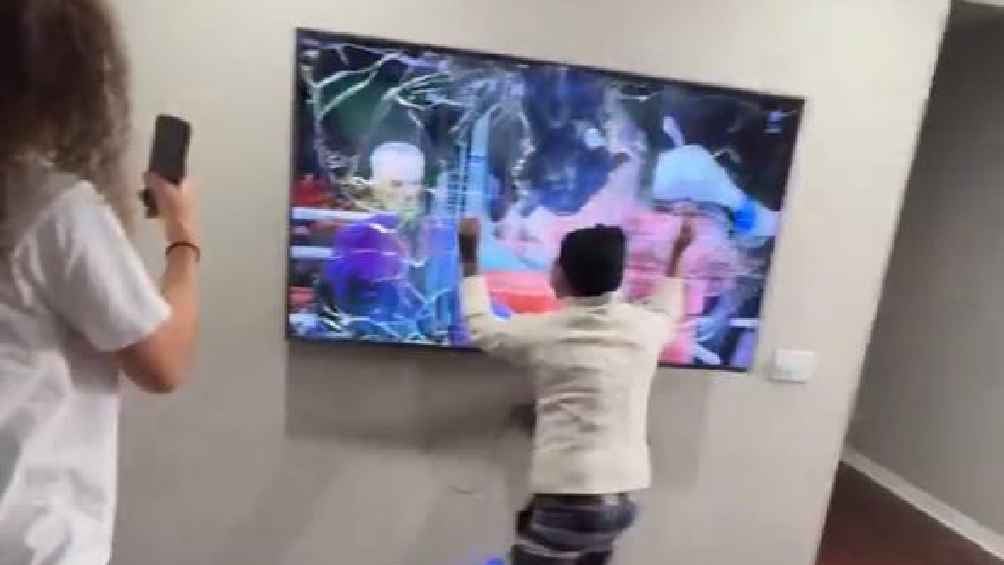 ¡Enloqueció! Fan destruye su televisión tras la derrota de Mike Tyson ... ¡Enloqueció! Fan destruye su televisión tras la derrota de Mike Tyson ...