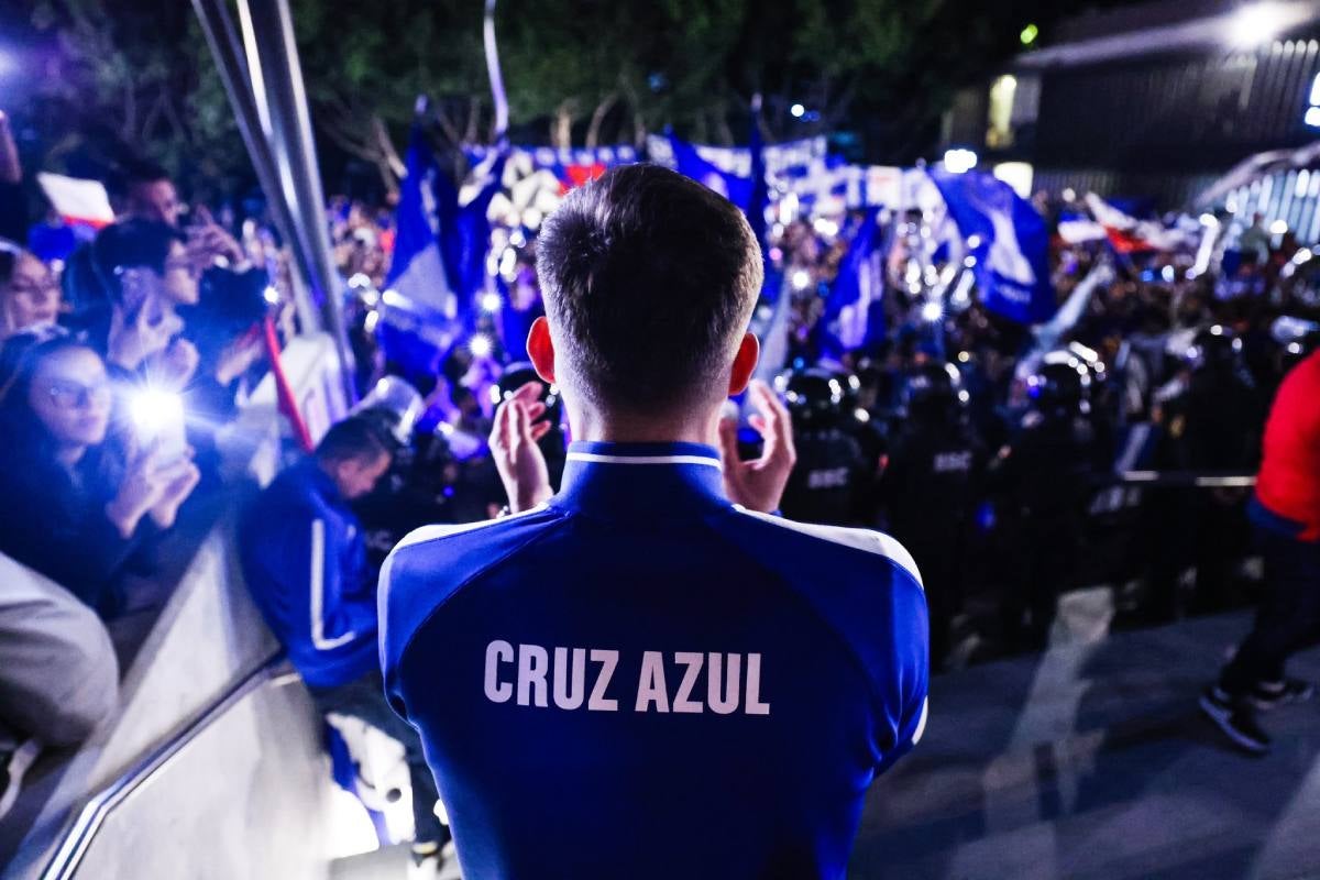 Martín Anselmi llora en serenata de afición a Cruz Azul