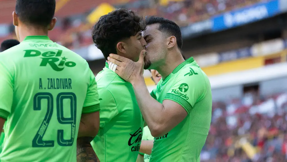 ¡Mucho amor! Denzell García y Guilherme Castilho protagonizan peculiar ...