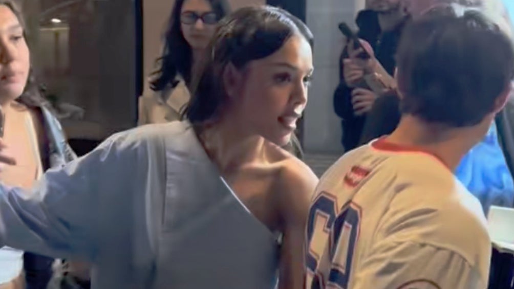 VIDEO: Alex Hoyer jala a Danna frente a fans en París ¿Actitud posesiva?