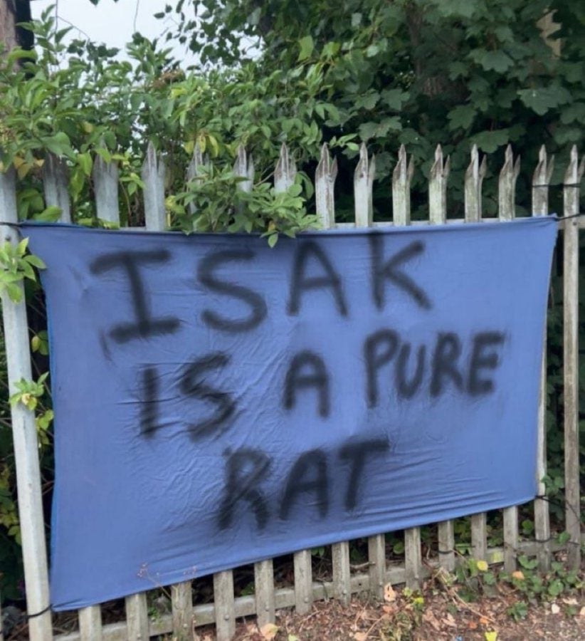 'A pure rat': La pancarta dedicada a Alexander Isak que apareció en las ...