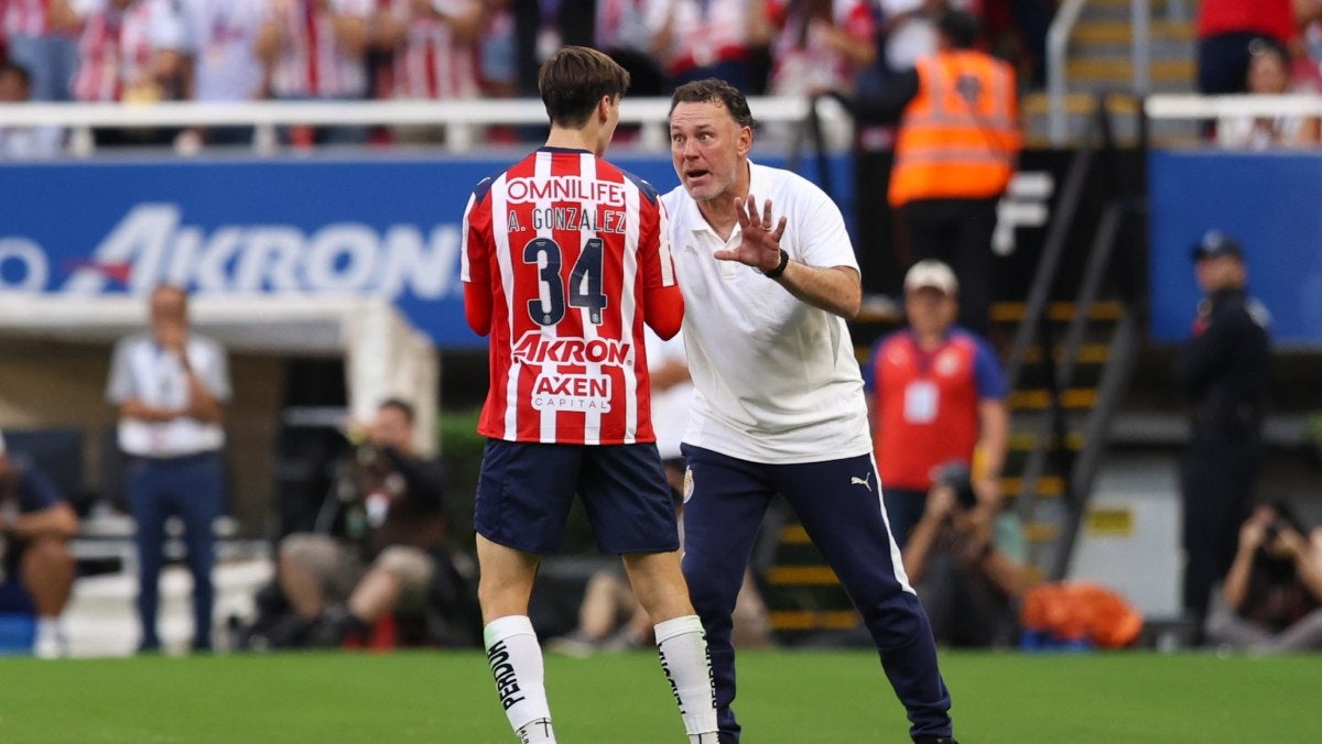 Polémica de 'Chicharito' en Chivas en caso cerrado, asegura Gabriel Milito