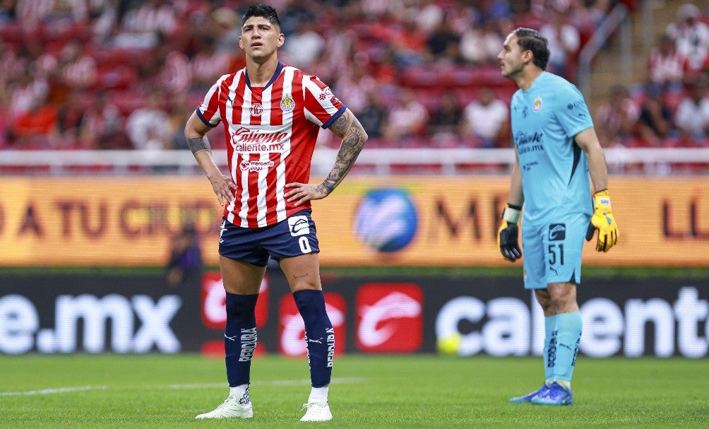 Afición de Chivas abuchea a Alan Pulido y “Chicharito” en el Estadio Akron