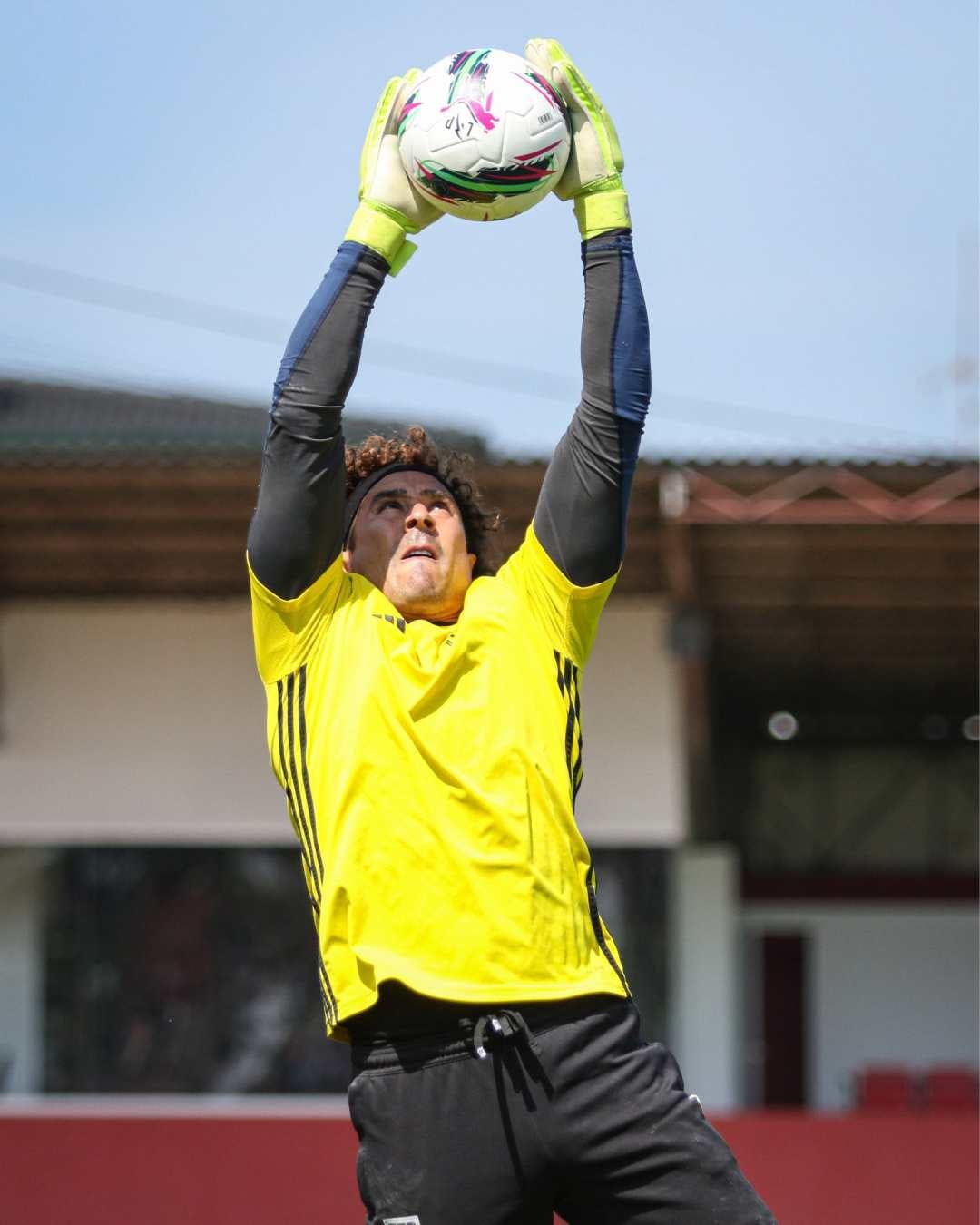 Guillermo Ochoa recibe premio a la mejor atajada de la temporada en Portugal