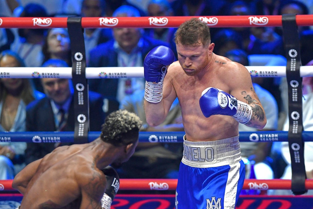 Fernando Hierro, ex directivo de Chivas, fue captado en pelea de Canelo ...