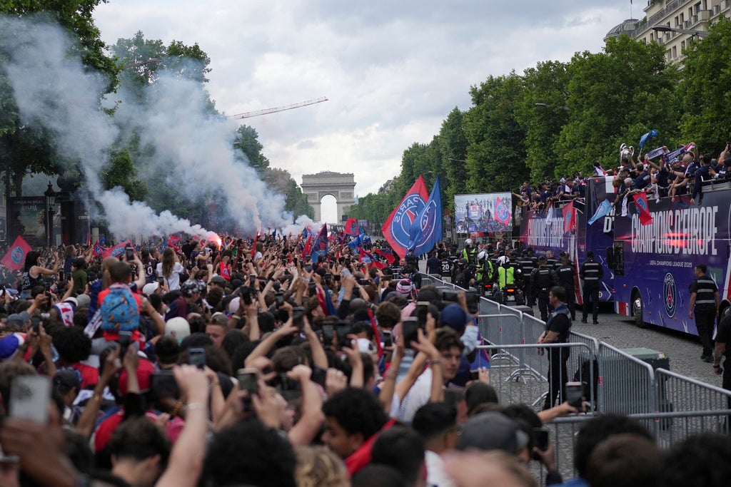 PSG presenta el trofeo de la Champions a su afición en desfile por ...