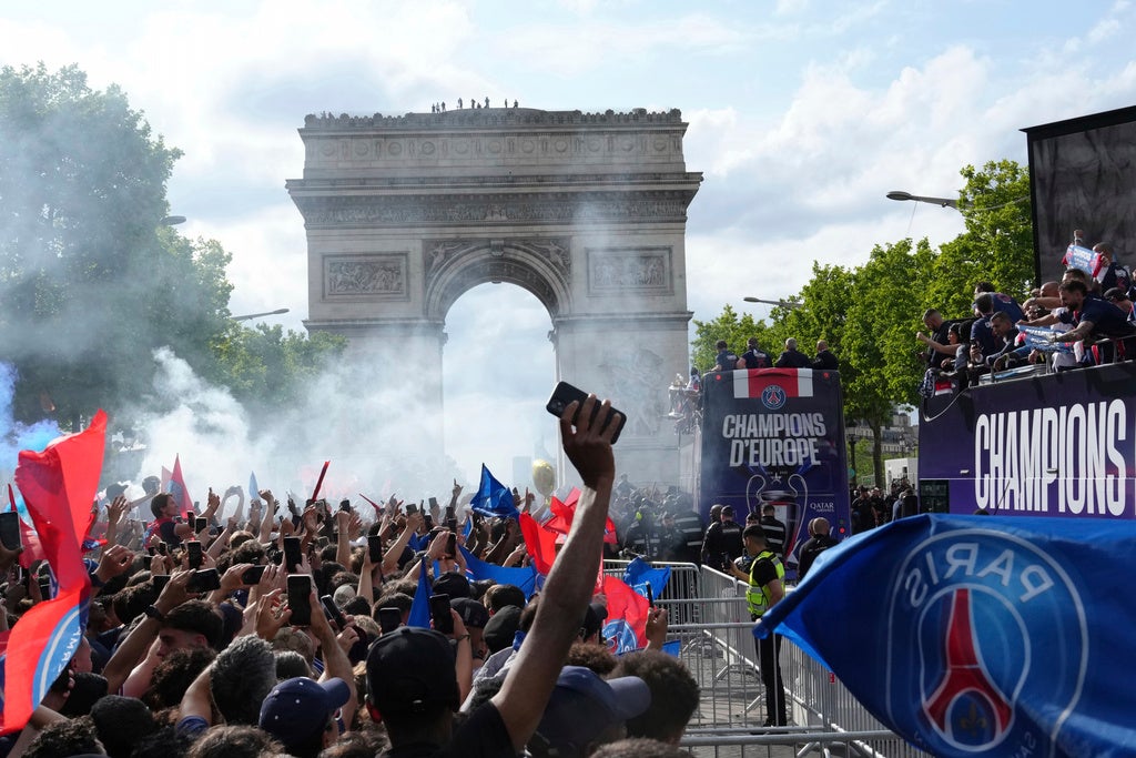 PSG presenta el trofeo de la Champions a su afición en desfile por ...