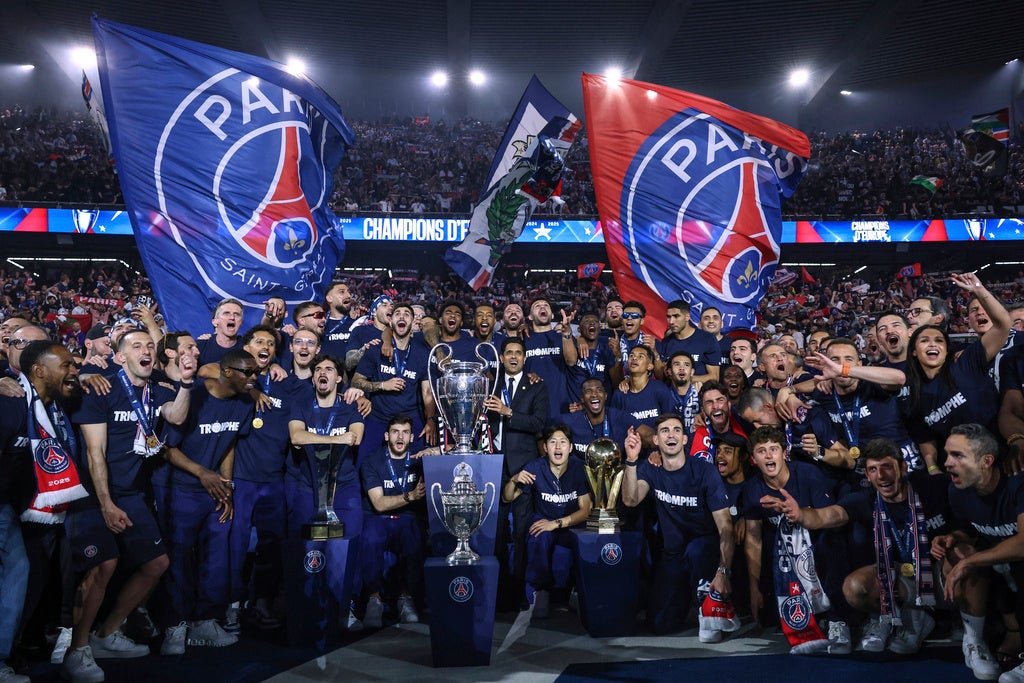 PSG presenta el trofeo de la Champions a su afición en desfile por ...