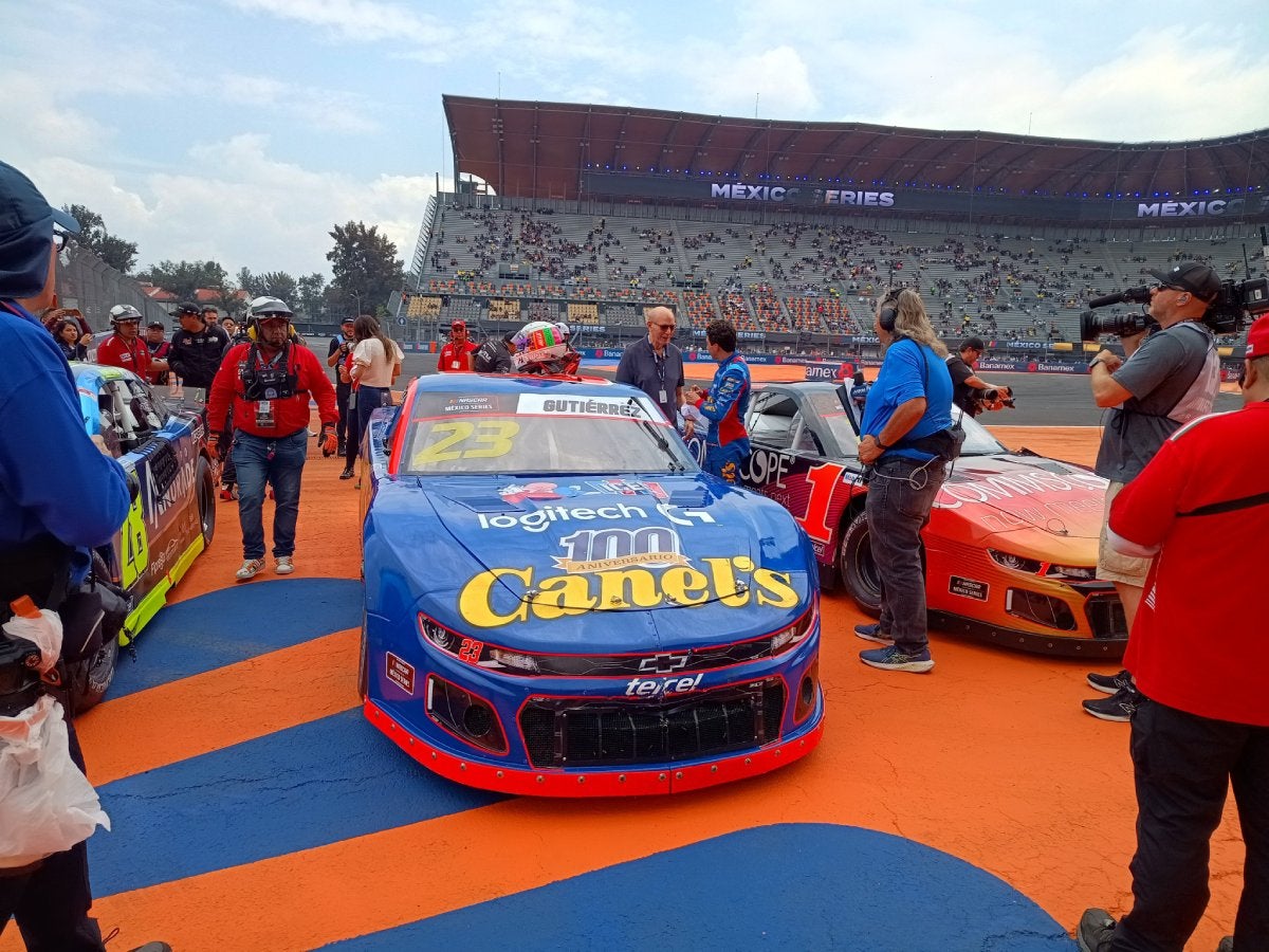 Helio Meza y Max Gutiérrez brillan en el primer día de acción de NASCAR