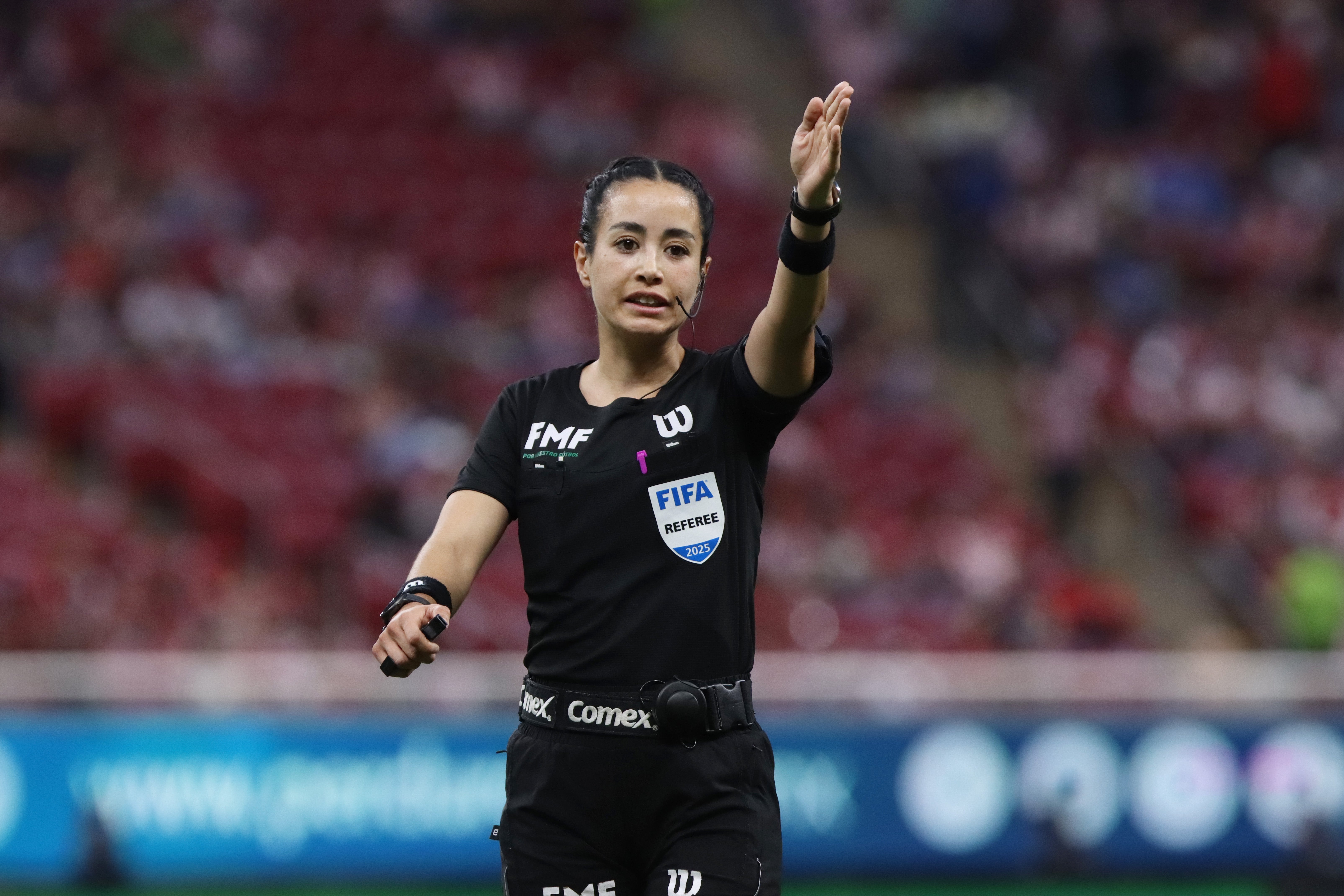 Katia Itzel García se convirtió en la primera mujer en arbitrar un partido de Copa Oro varonil