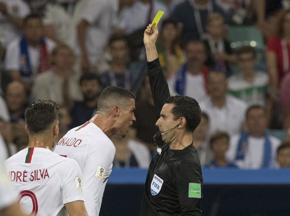 César Ramos muestra a la Virgen de Guadalupe junto a tarjeta roja en ...