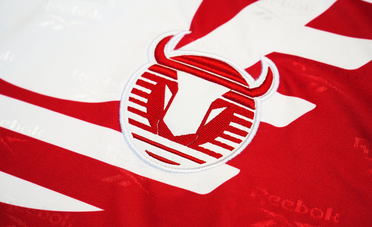 Relanzan emblemático jersey de Toros Neza de los años 90