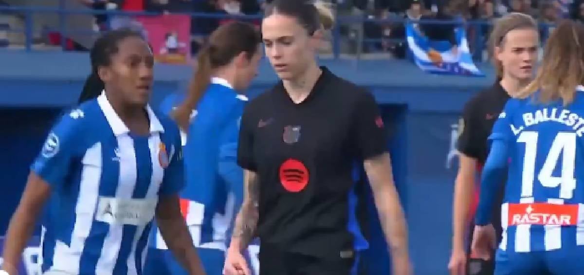 Mapi León, jugadora del Barcelona Femenil, hace tocamientos en zona ...