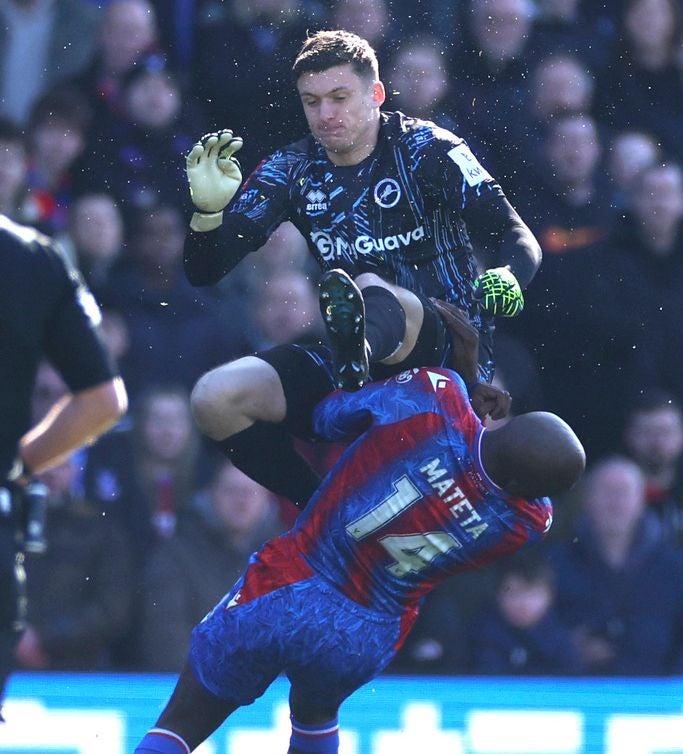 Jean-Philippe Mateta es mandado al hospital tras brutal entrada del ...
