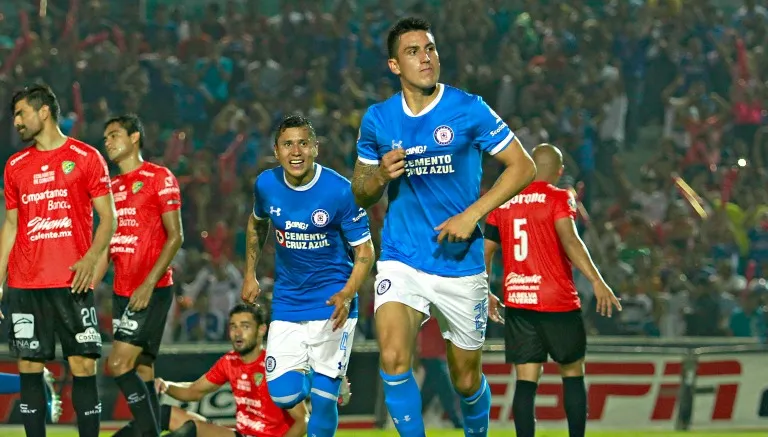 Cruz Azul respira en el A2016 al derrotar a Jaguares